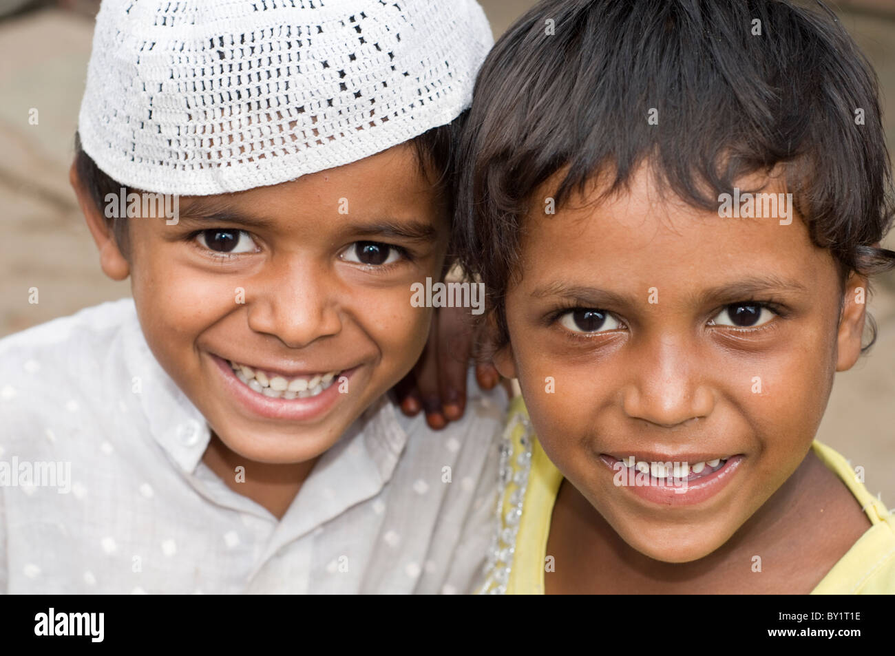 Two smiling children on the streets of Bhopal in India Stock Photo - Alamy