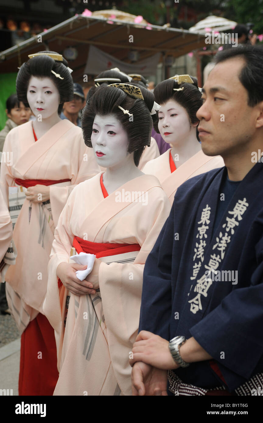 Procession of geishas in traditional outfits at Sanja Matsuri, Asakusa ...