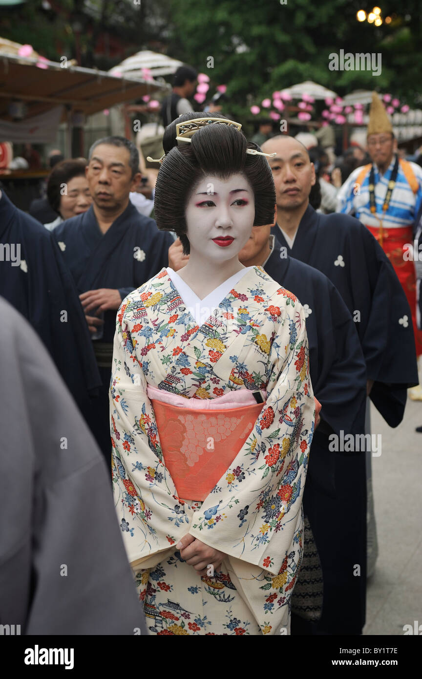 Geisha between Japanese men at Sanja Matsuri procession, Asakusa, Tokyo ...