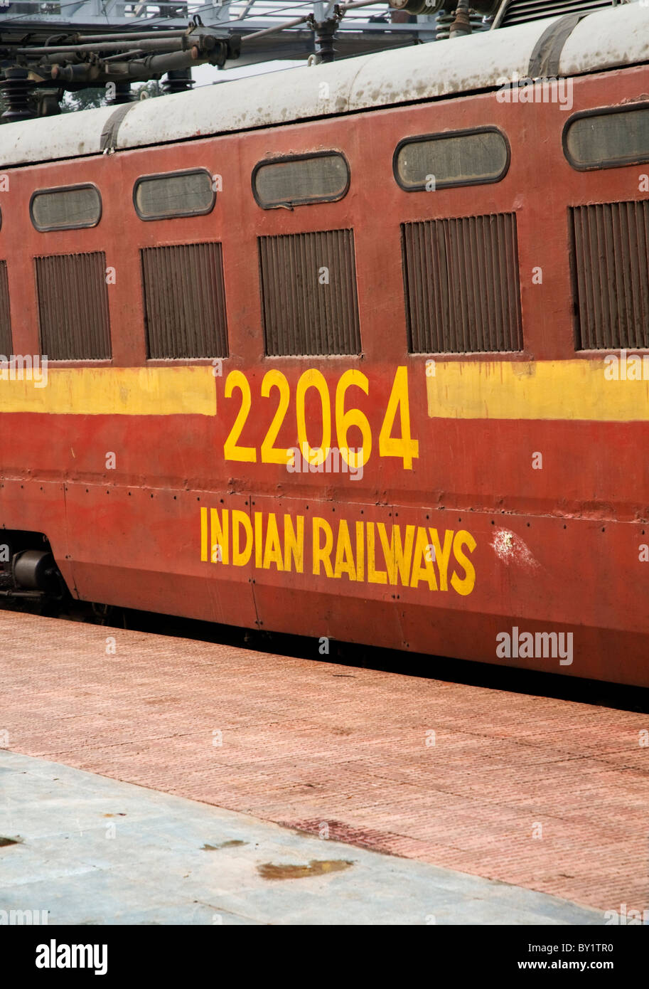 Train india indian platform hi-res stock photography and images - Alamy