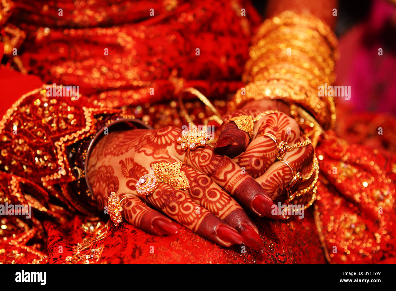 Indian bridal hand with henned hand n gold rings Stock Photo - Alamy