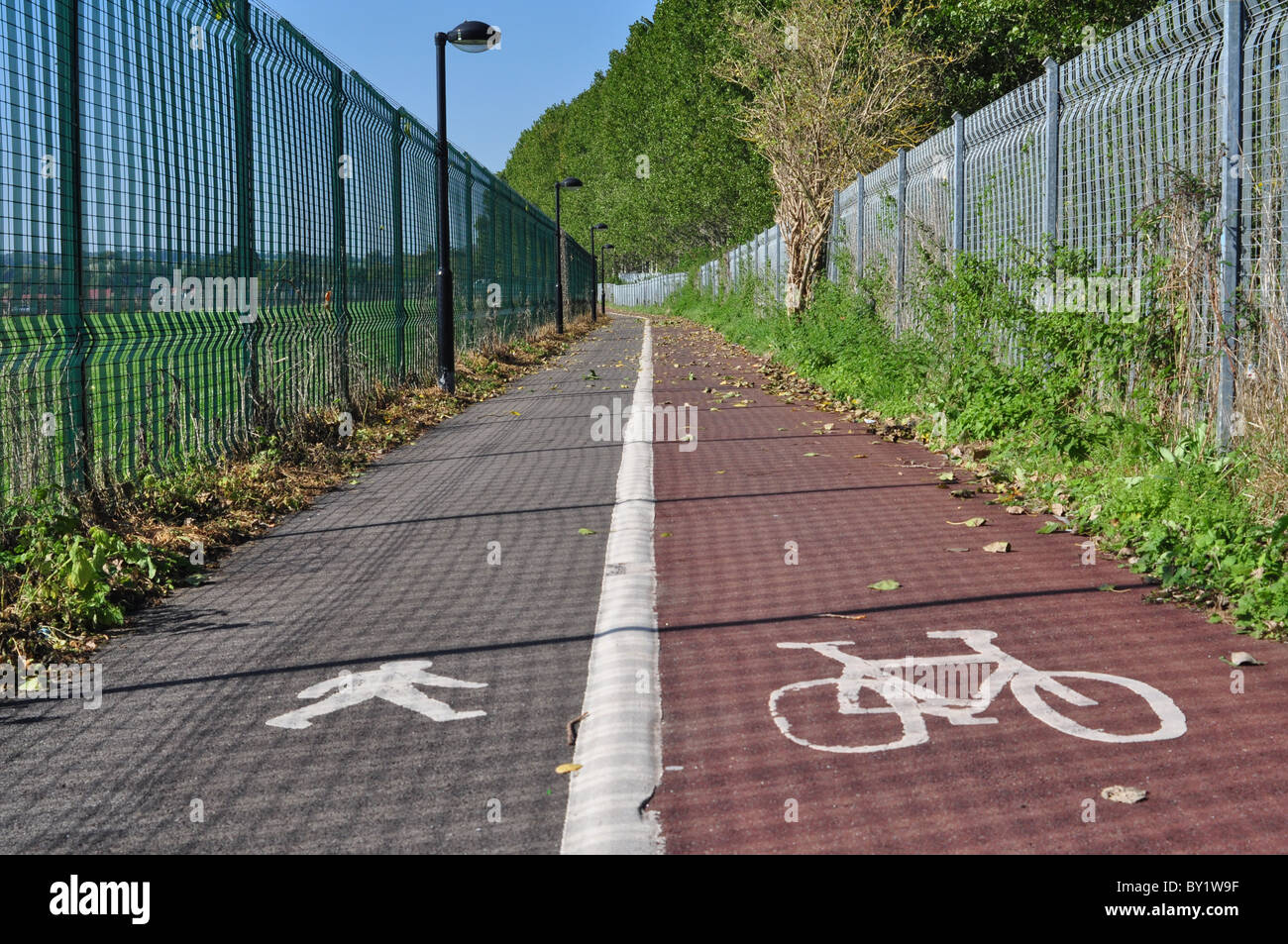 Footpath walk track pedestrian fence hi-res stock photography and ...