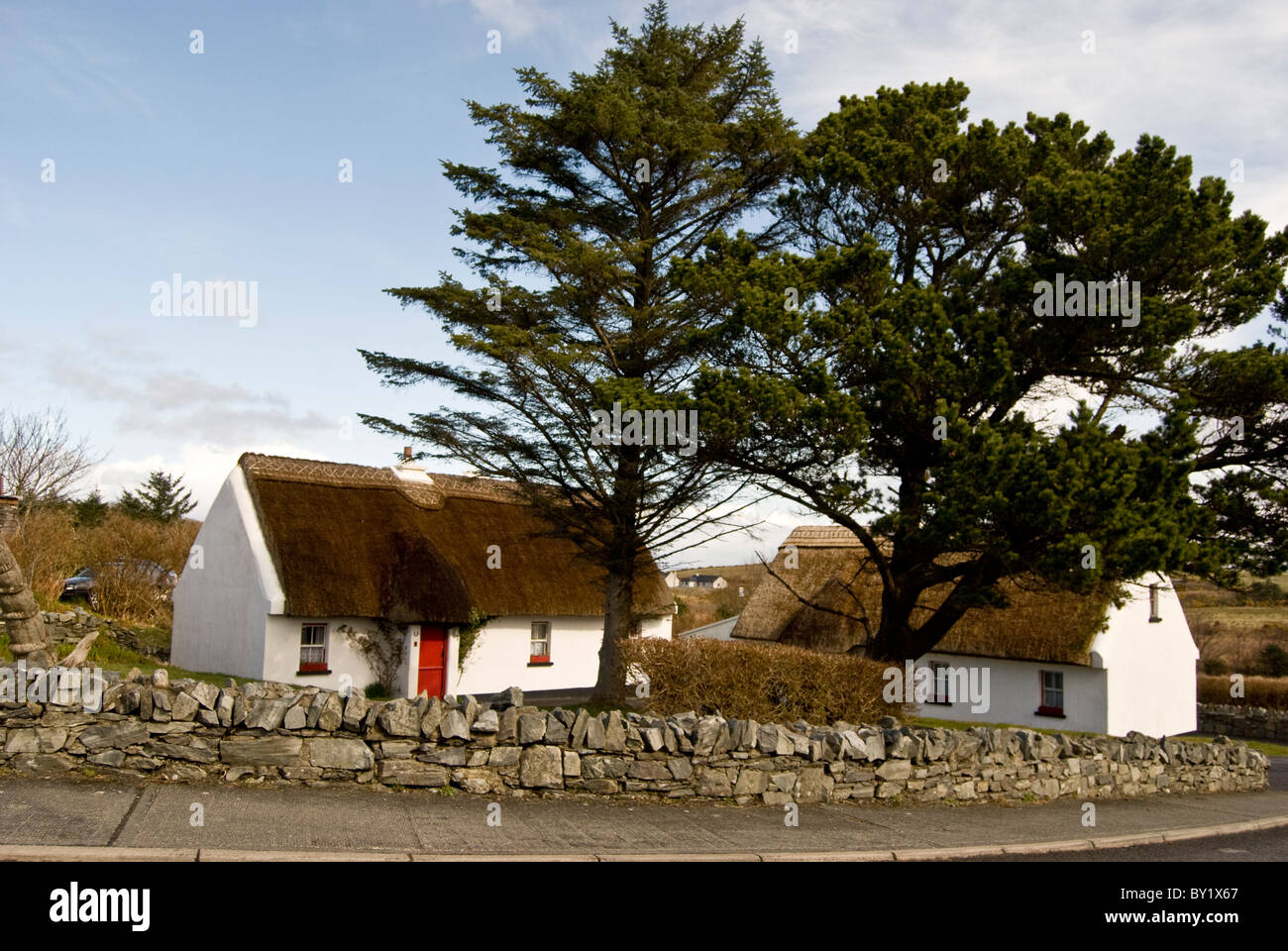 typical Irish houses with thatched roof Stock Photo - Alamy