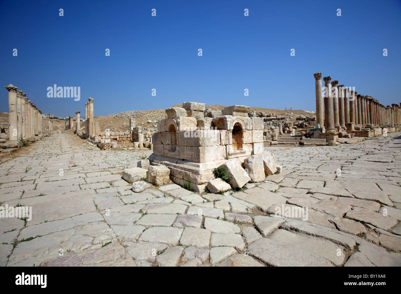Ancient roman street at Jerash, Jordan Stock Photo - Alamy