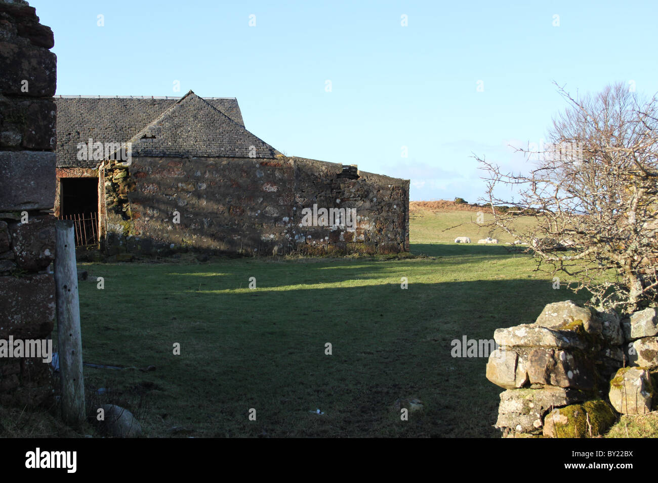 Ruined barn hi-res stock photography and images - Alamy