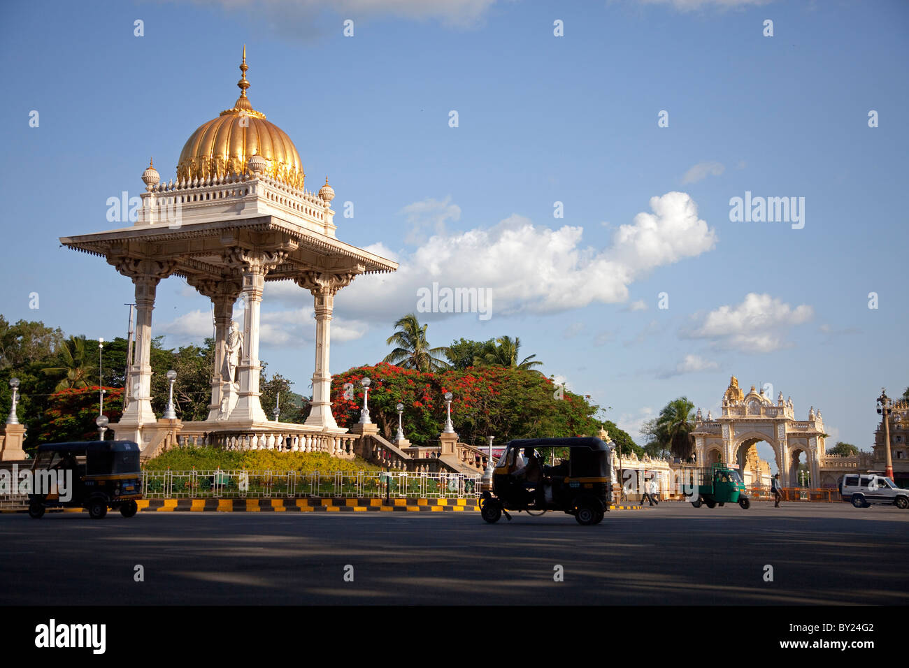 India, Mysore. A statue of the Maharaja Krishnaraja Wodeyar in the ...