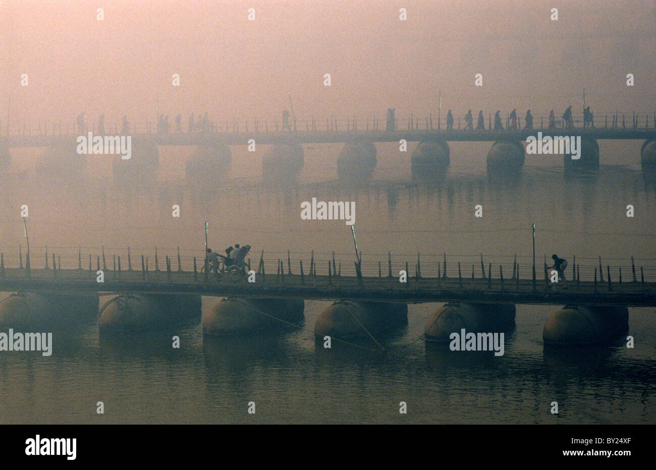 Pontoon bridges hi-res stock photography and images - Alamy