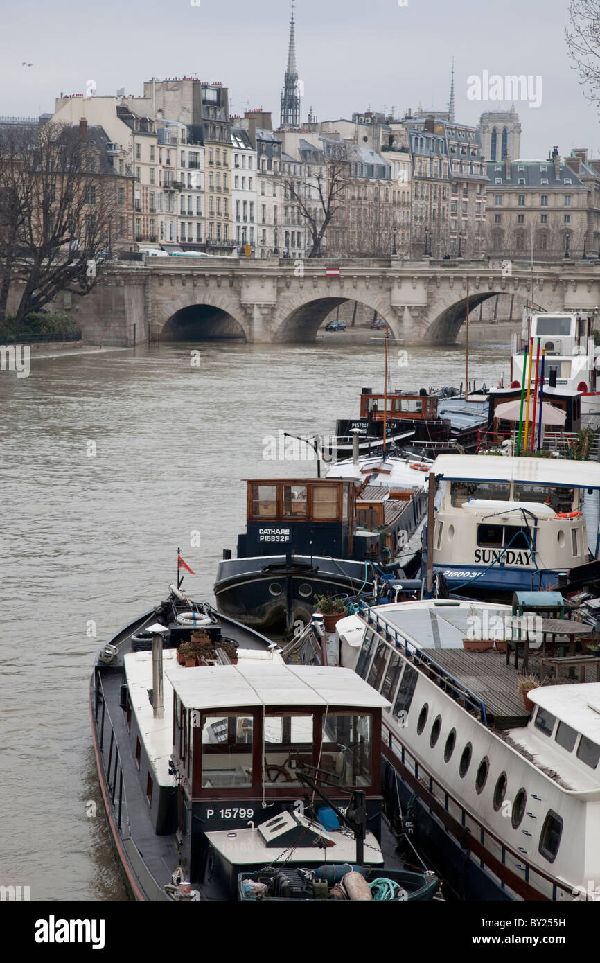 River seine barge hi-res stock photography and images - Alamy