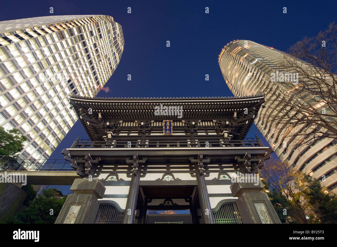 Tokyo temple skyscraper hi-res stock photography and images - Alamy