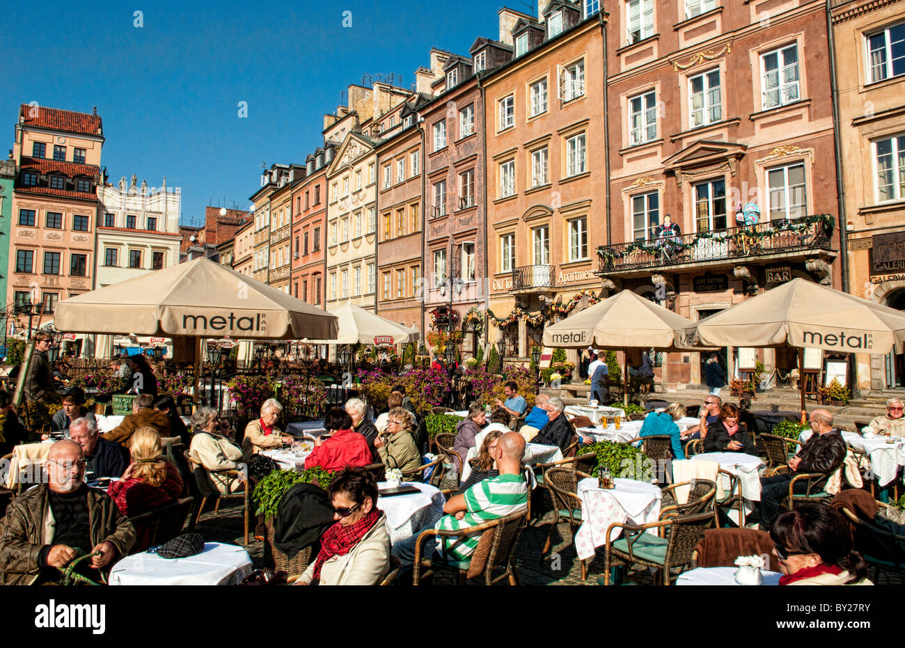 Outdoor cafe Metal with tourists in Main Old Town Main Square Warsaw ...