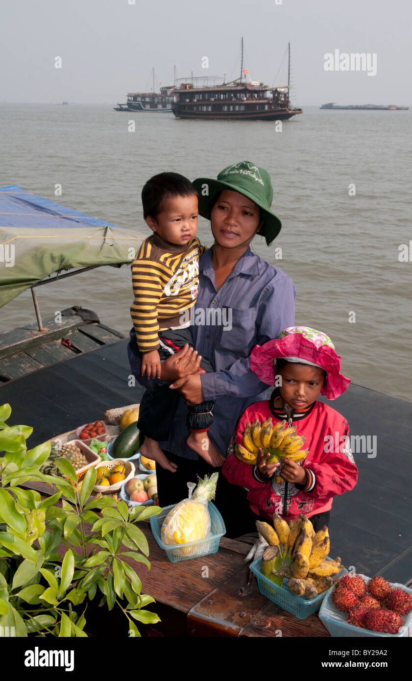 Vendor woman children selling fruit hi-res stock photography and images ...