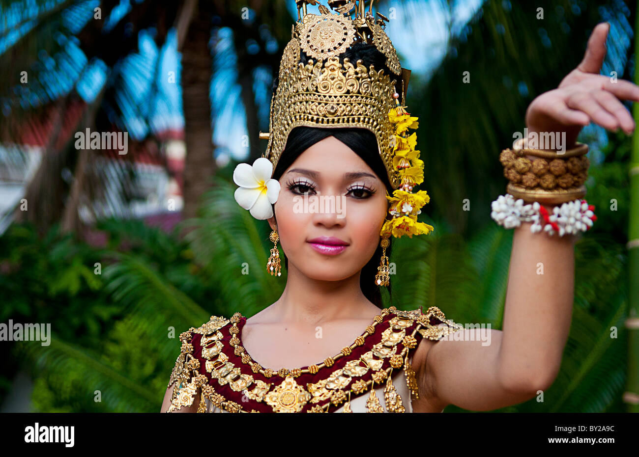 Dancer in native traditional gold ancient dance costume in Siem Reap ...