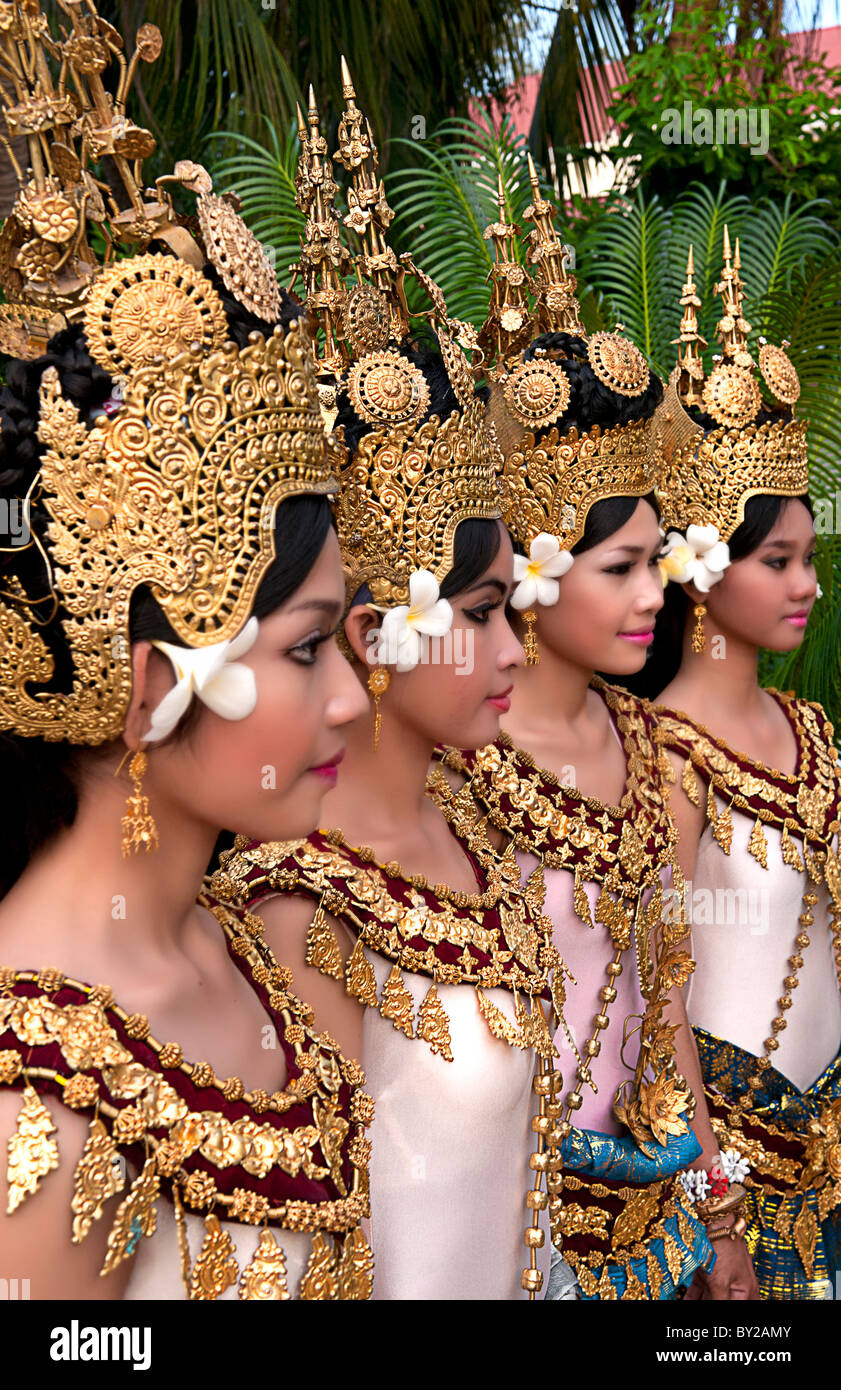 Dancers in native traditional gold ancient dance costume in Siem Reap ...