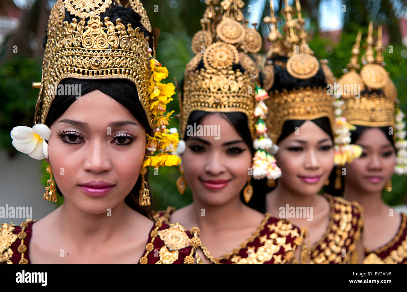 Dancers in native traditional gold ancient dance costume in Siem Reap ...