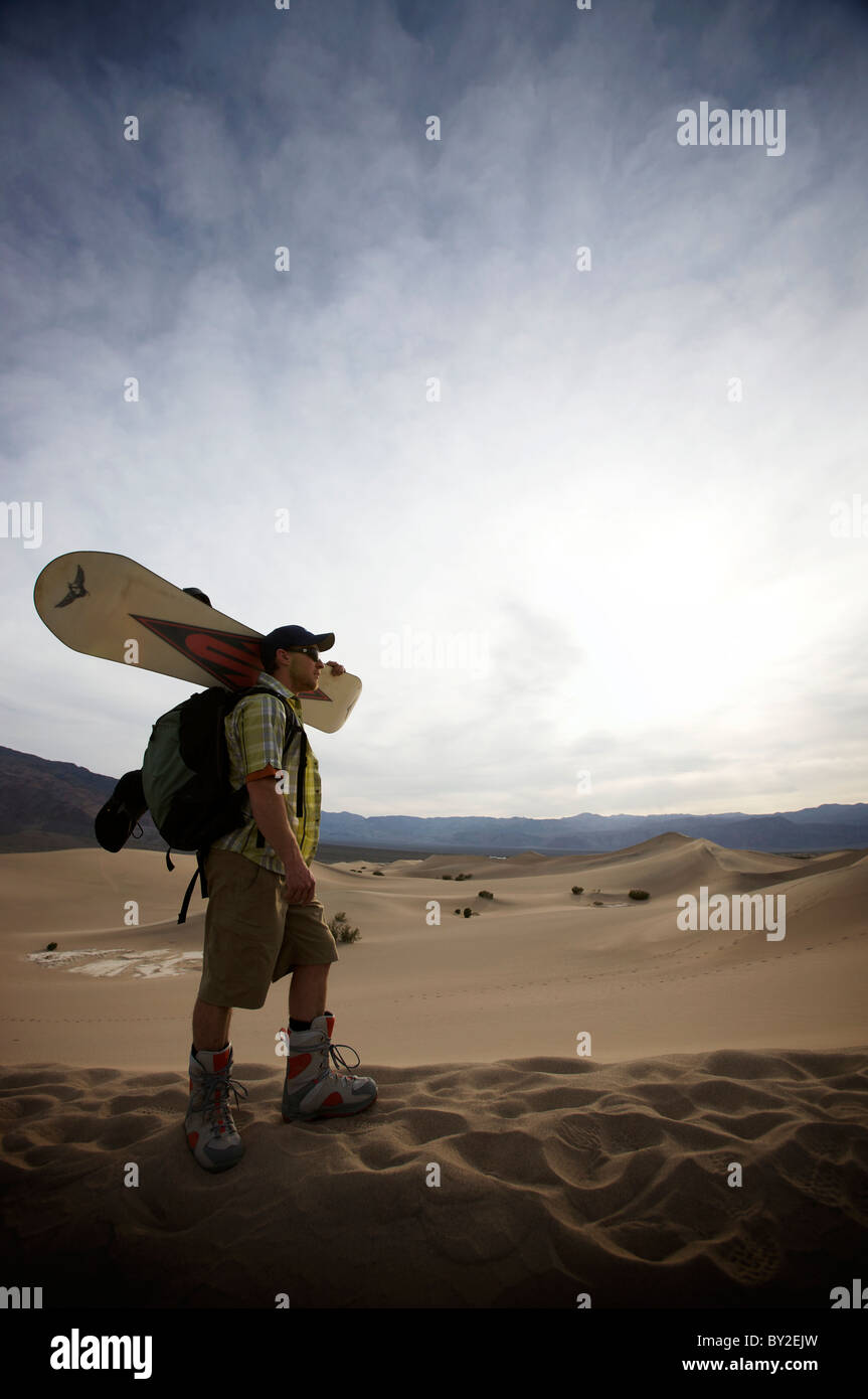 Men carrying sand on their heads hi-res stock photography and images ...