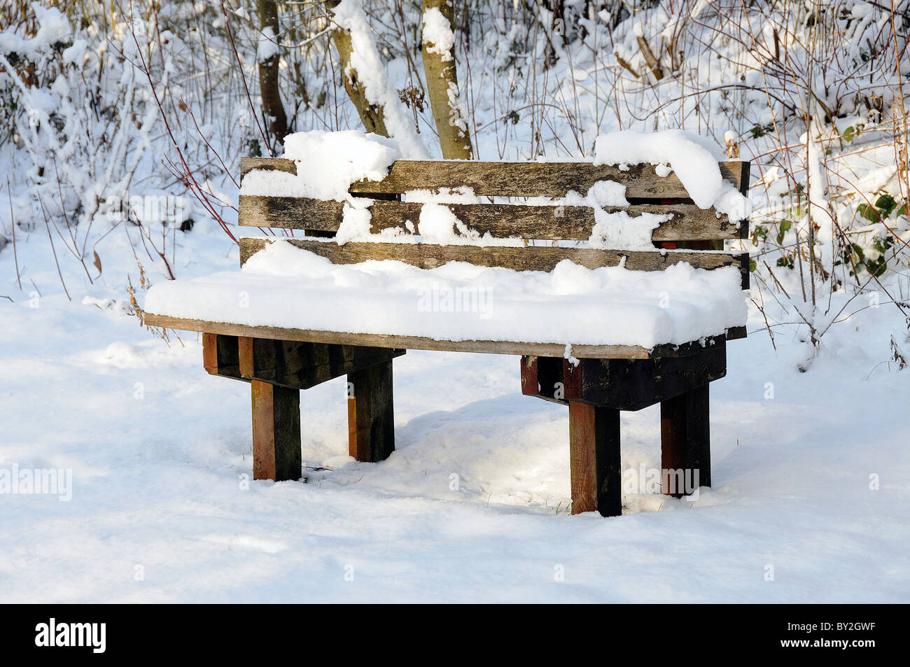 park bench covered in snow Stock Photo - Alamy