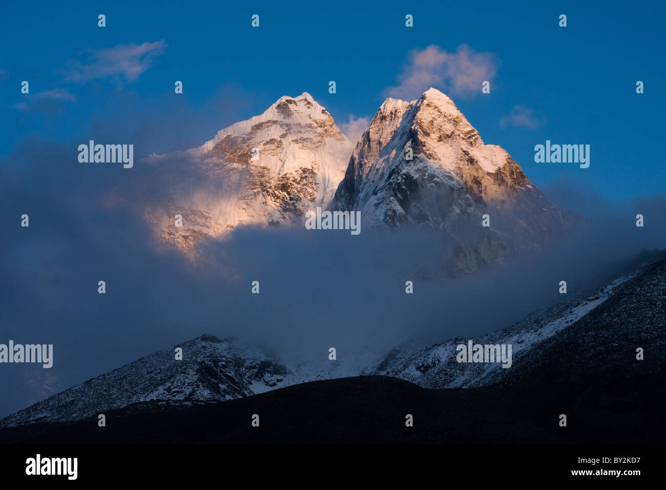 Sunset on Ama Dablam as seen from Dingboche, Khumbu region, Himalaya ...