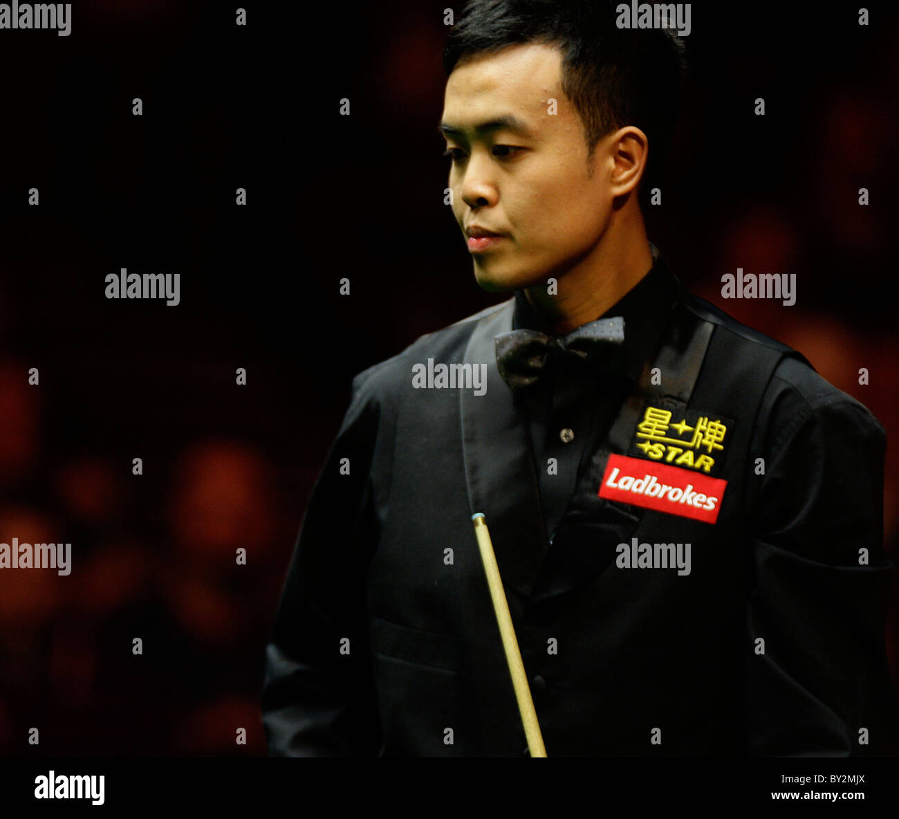 Masters Snooker 2011- Marco Fu in action against Peter Ebdon Stock ...