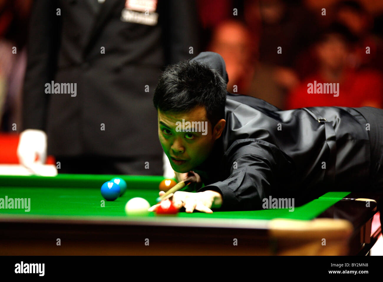 Masters Snooker 2011- Marco Fu in action against Peter Ebdon Stock ...