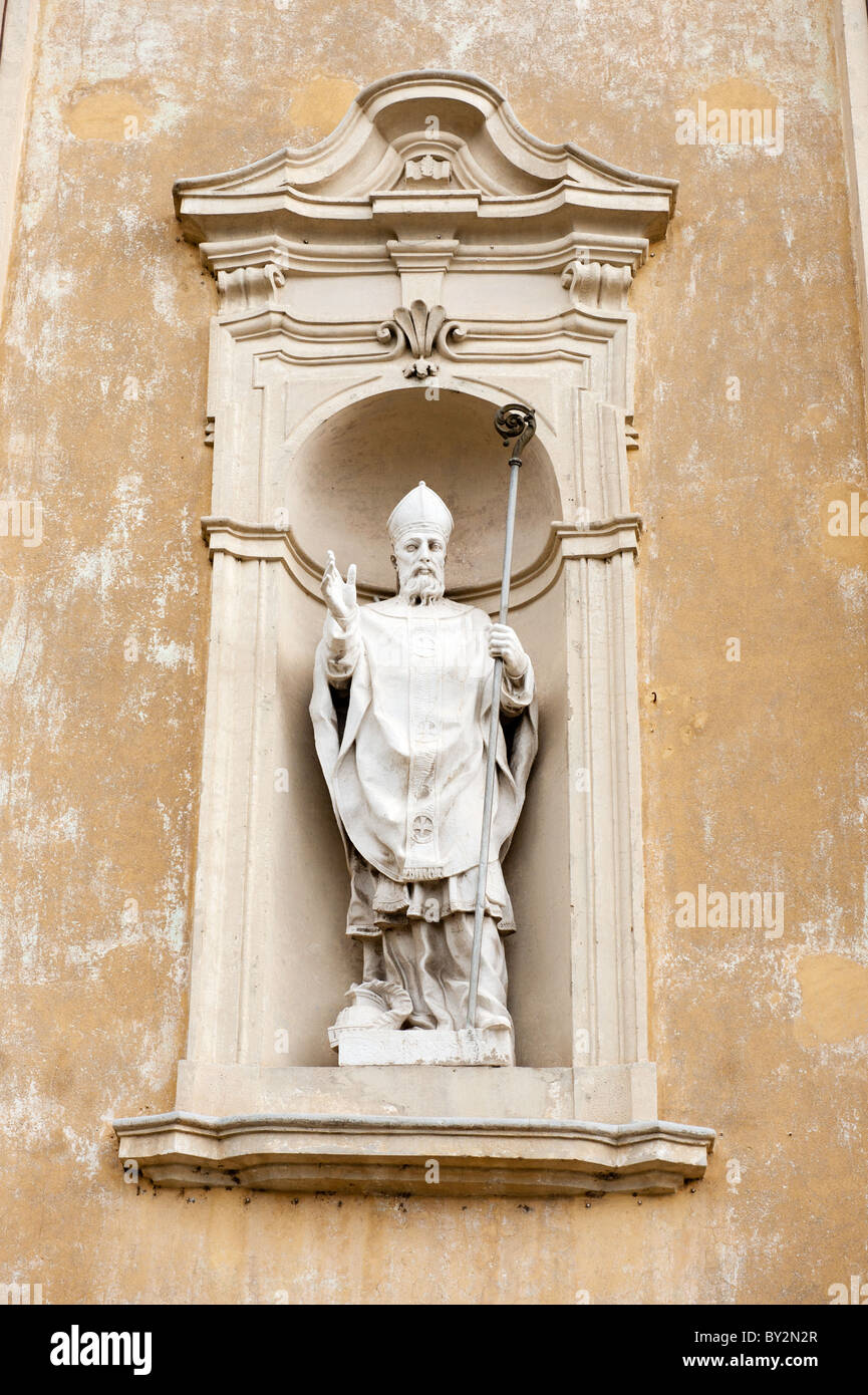 Statue of an Italian bishop in the old church Stock Photo - Alamy