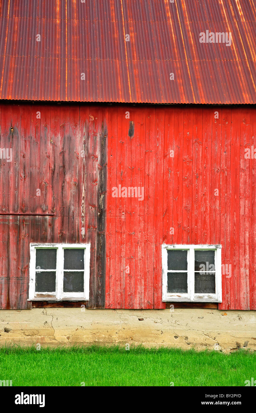 Red barn window hi-res stock photography and images - Alamy