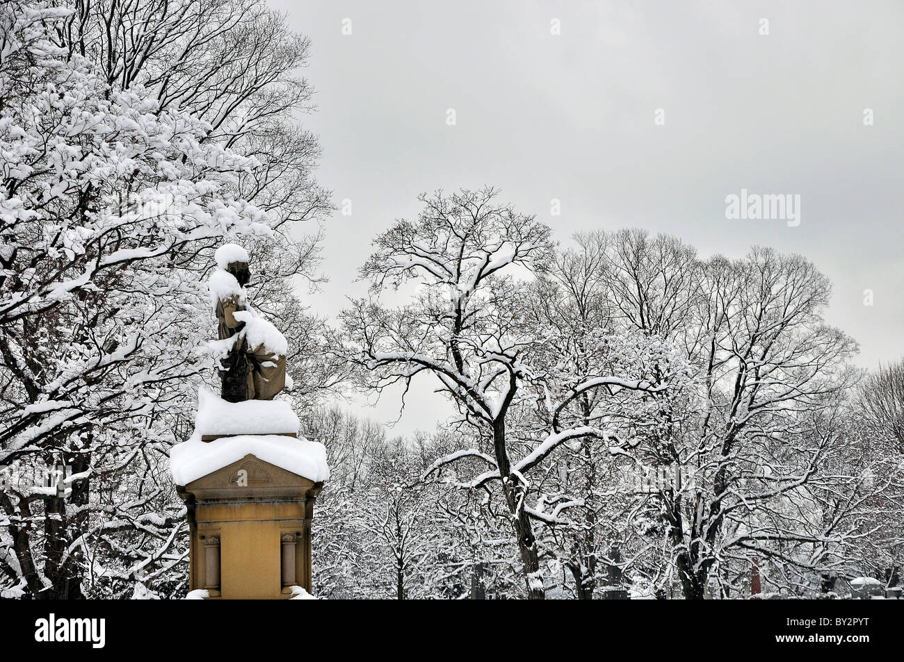 Statue in winter in cemetery new york hi-res stock photography and ...