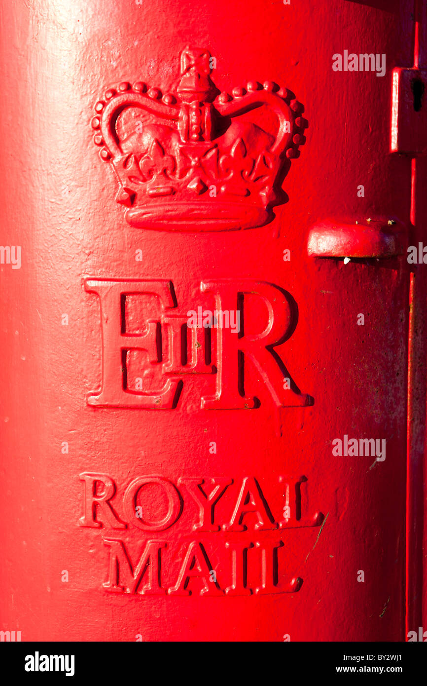 Traditional red "Elizabeth II" Royal Mail post box Stock Photo - Alamy