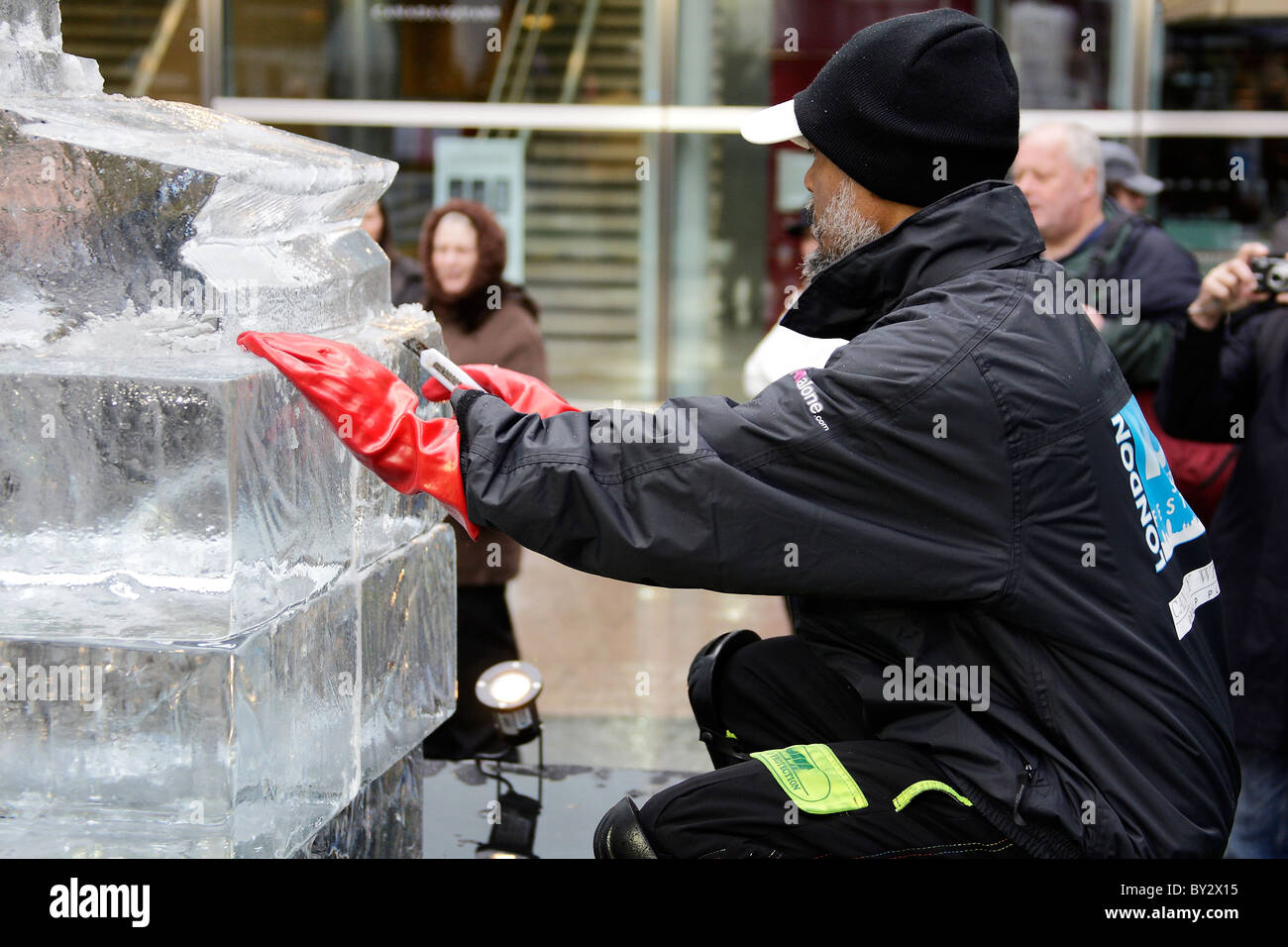 Engraving a block of ice sculpture Stock Photo - Alamy