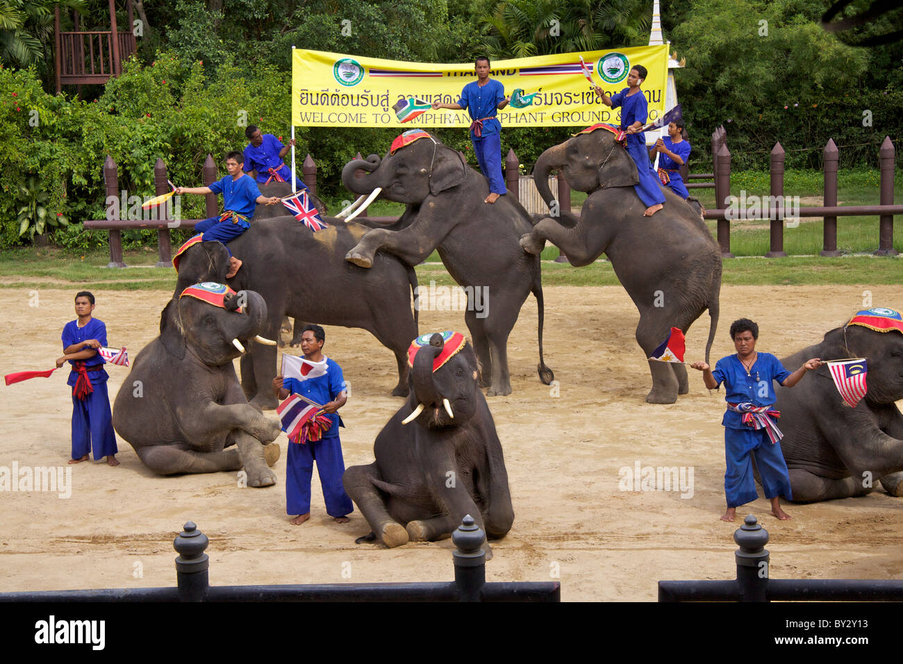 Traditional outfits thailand hi-res stock photography and images - Alamy