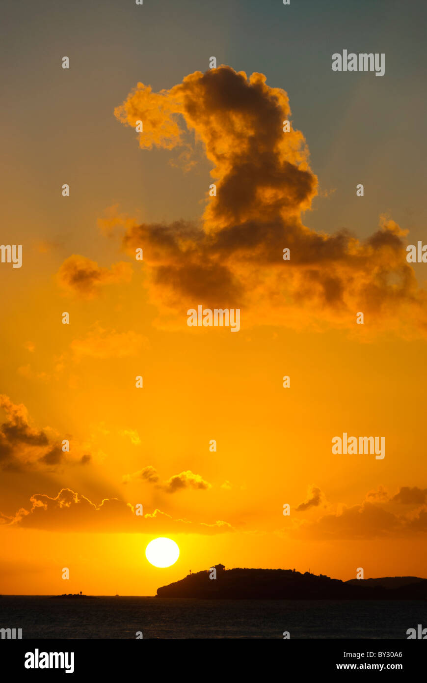 Sun dipping below the horizon hi-res stock photography and images - Alamy