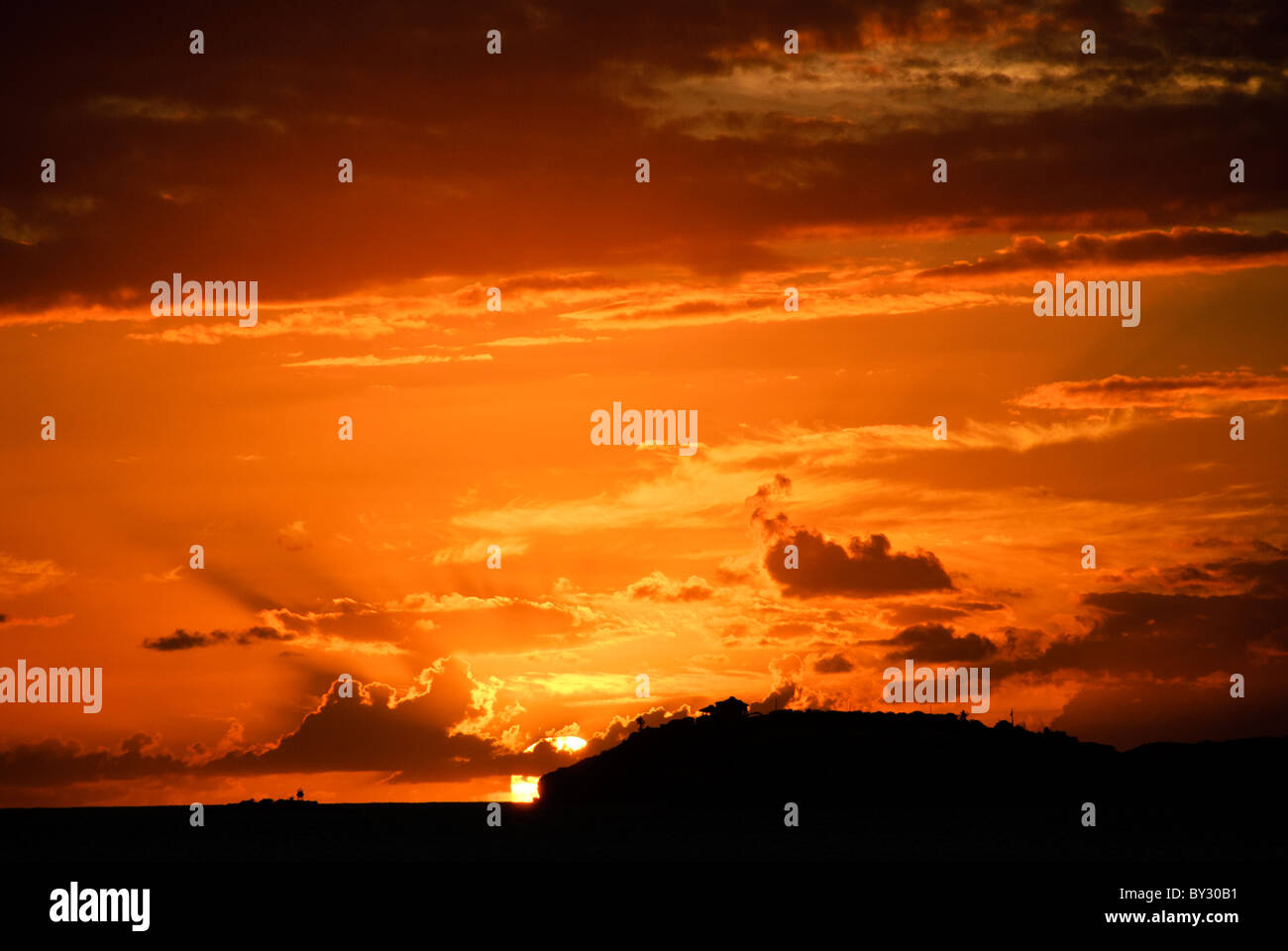 Sun dipping below the horizon hi-res stock photography and images - Alamy