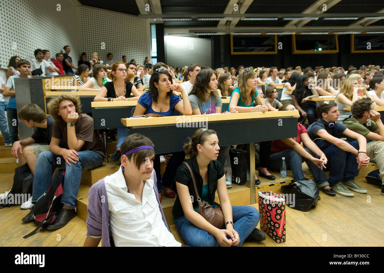 Lecture hall students hi-res stock photography and images - Alamy