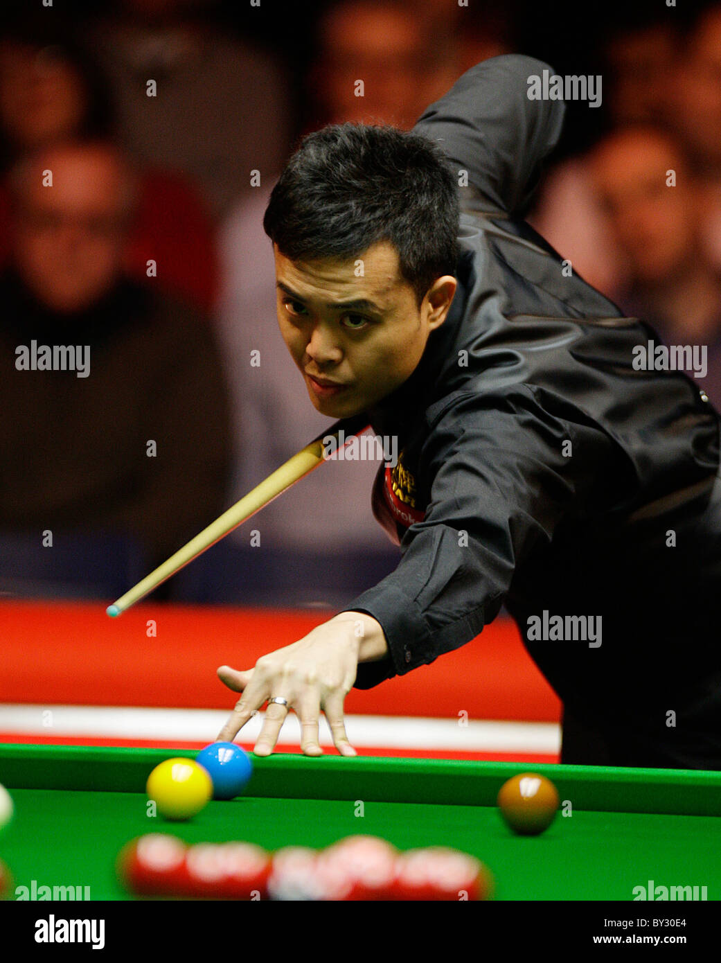 Masters Snooker 2010 : Marco Fu (HK) in action against Mark Allen (NI ...