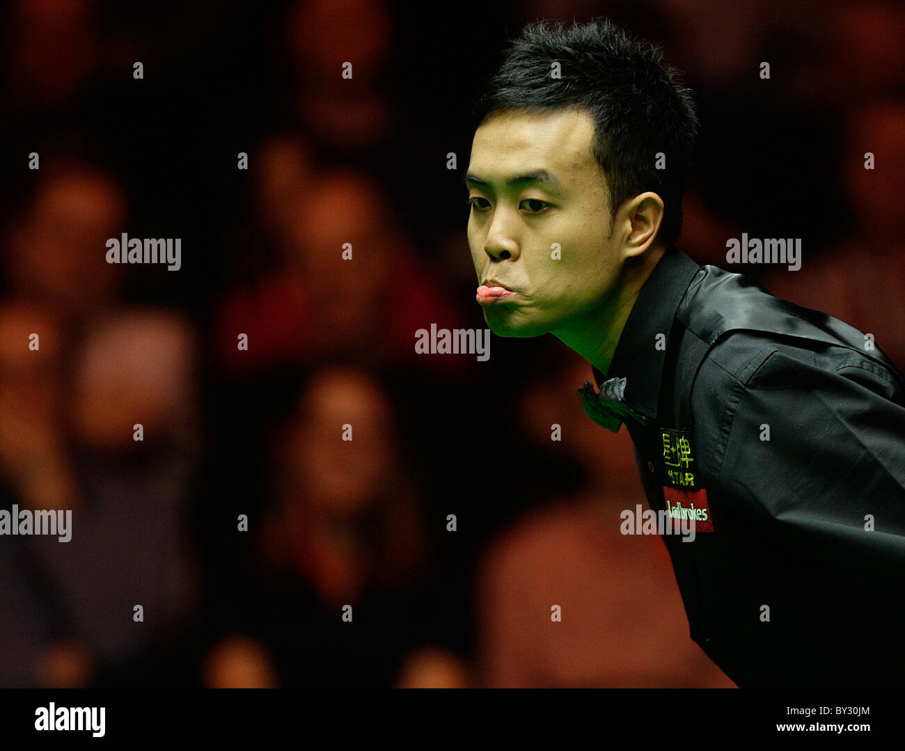 Masters Snooker 2010 : Marco Fu (HK) in action against Mark Allen (NI ...