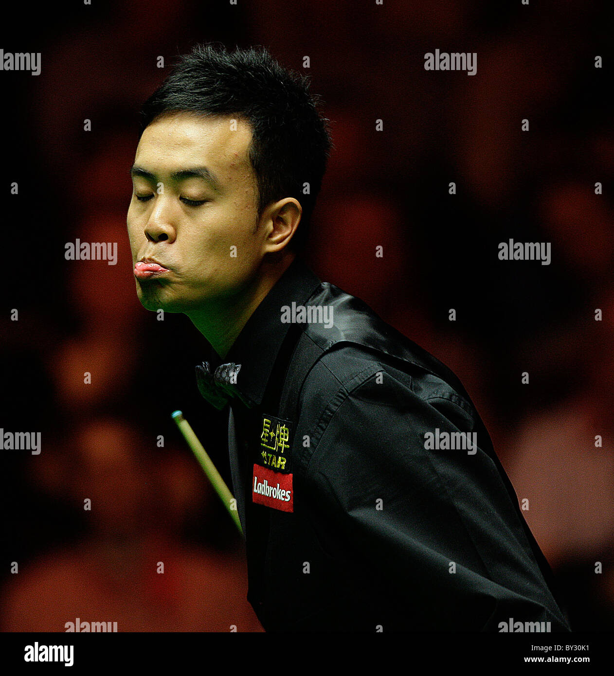 Masters Snooker 2010 : Marco Fu (HK) in action against Mark Allen (NI ...
