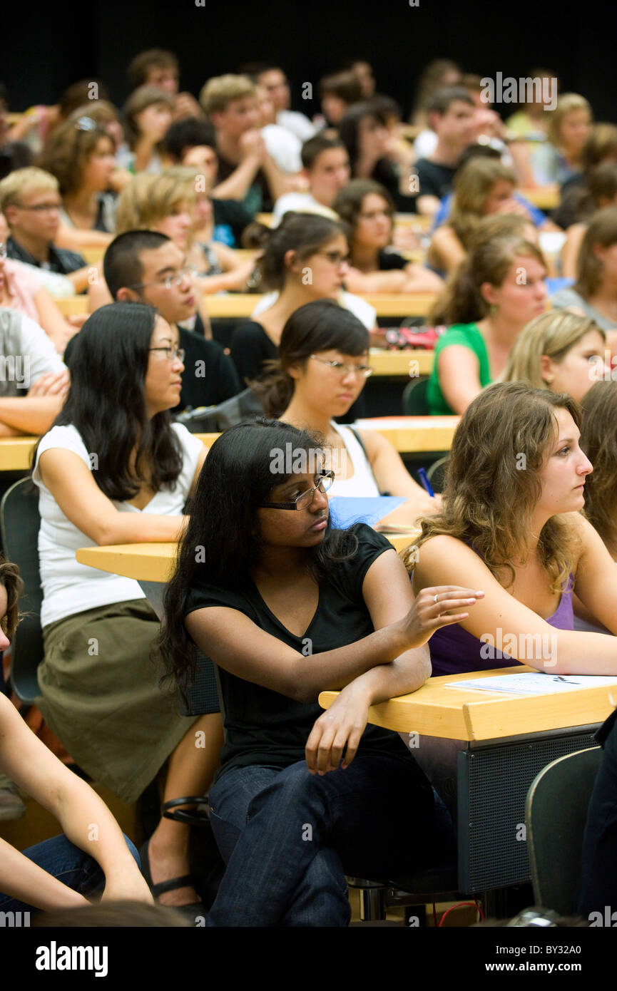 Lecture hall students hi-res stock photography and images - Alamy