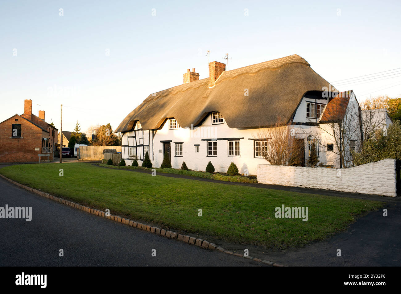 A traditional thatched cottage, Lower Quinton, Warwickshire, England ...
