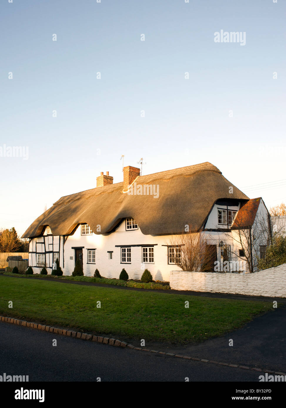 A traditional thatched cottage, Lower Quinton, Warwickshire, England ...