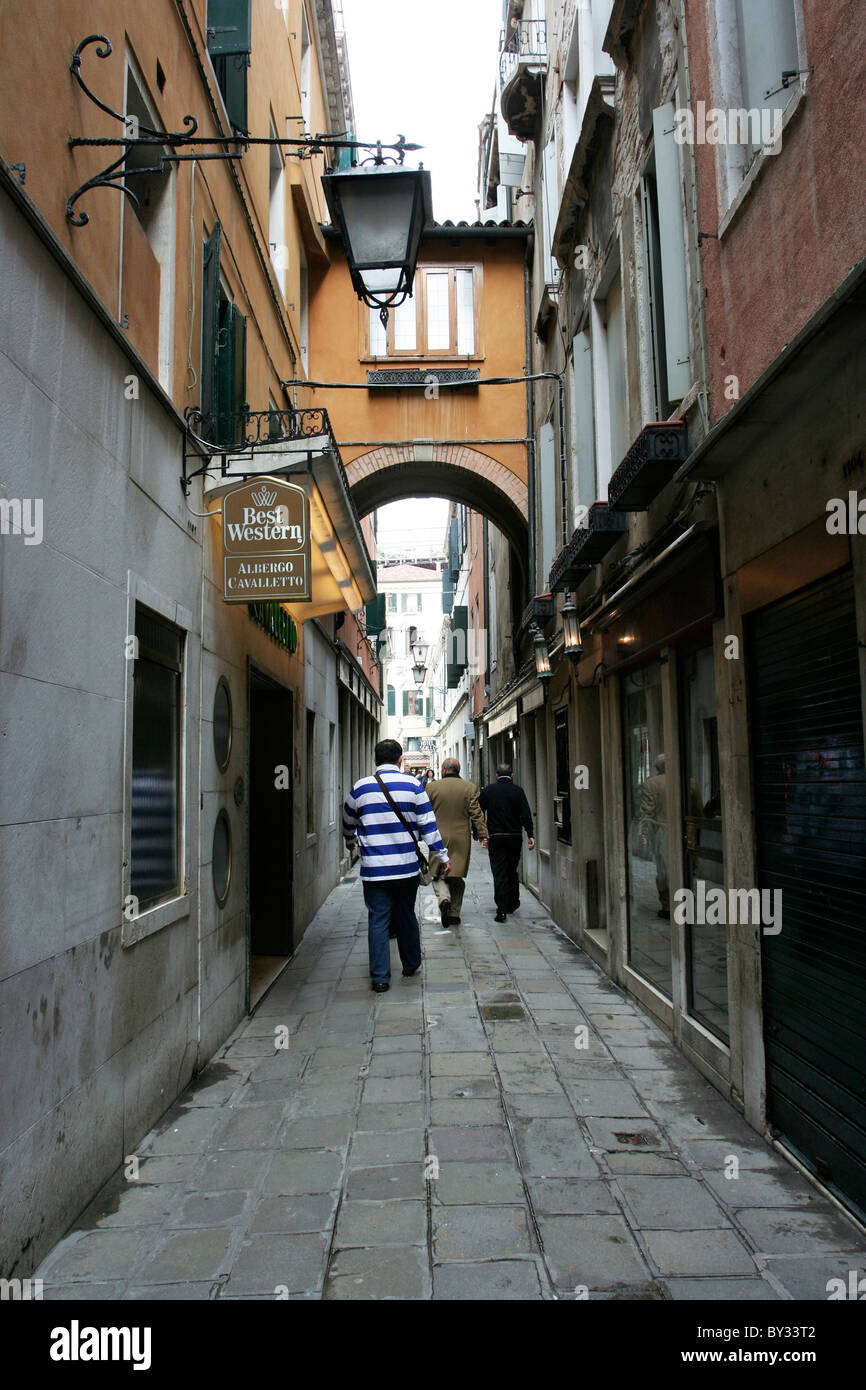Narrow alley in Venice, Italy Stock Photo - Alamy