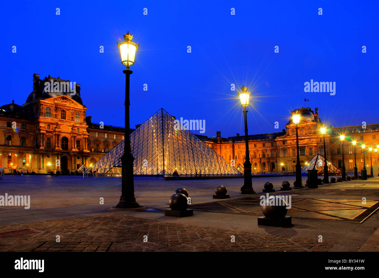 Louvre museum night paris hi-res stock photography and images - Alamy