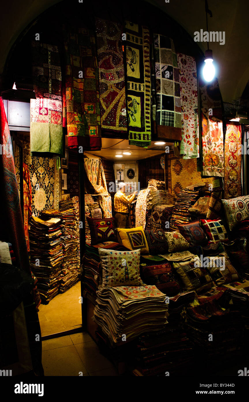 Turkish rugs in grand bazaar hi-res stock photography and images - Alamy
