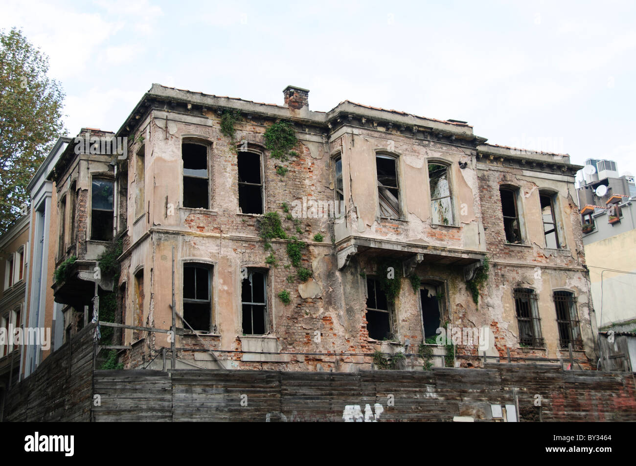 Decrepit architecture hi-res stock photography and images - Alamy