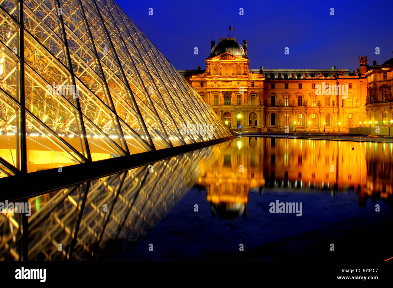 The louvre museum in Paris at night Stock Photo - Alamy