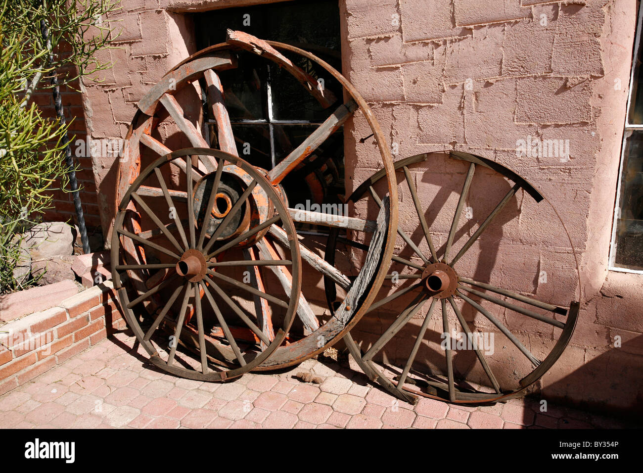 Old wagon wheels hi-res stock photography and images - Alamy