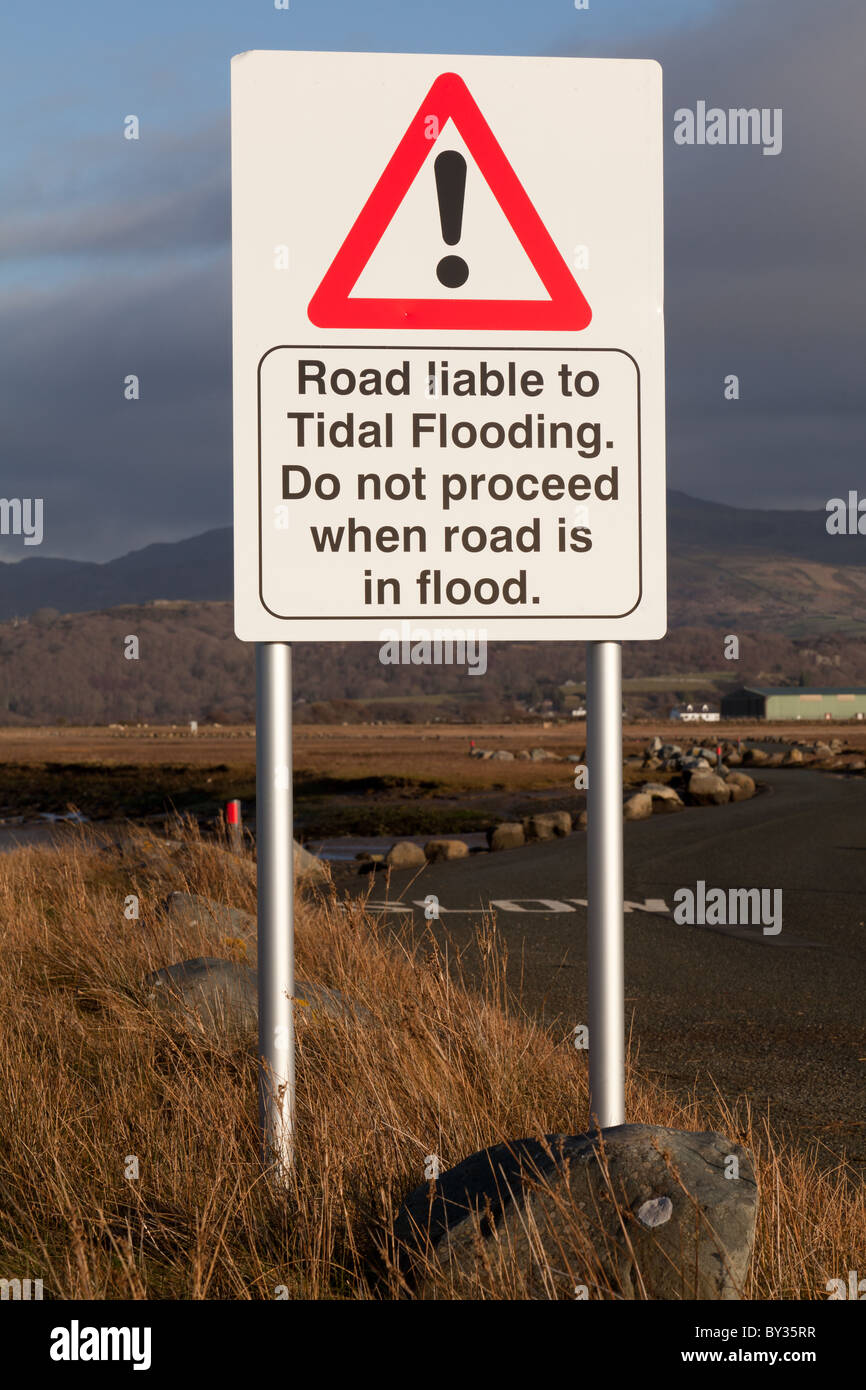 Welsh road sign hi-res stock photography and images - Alamy
