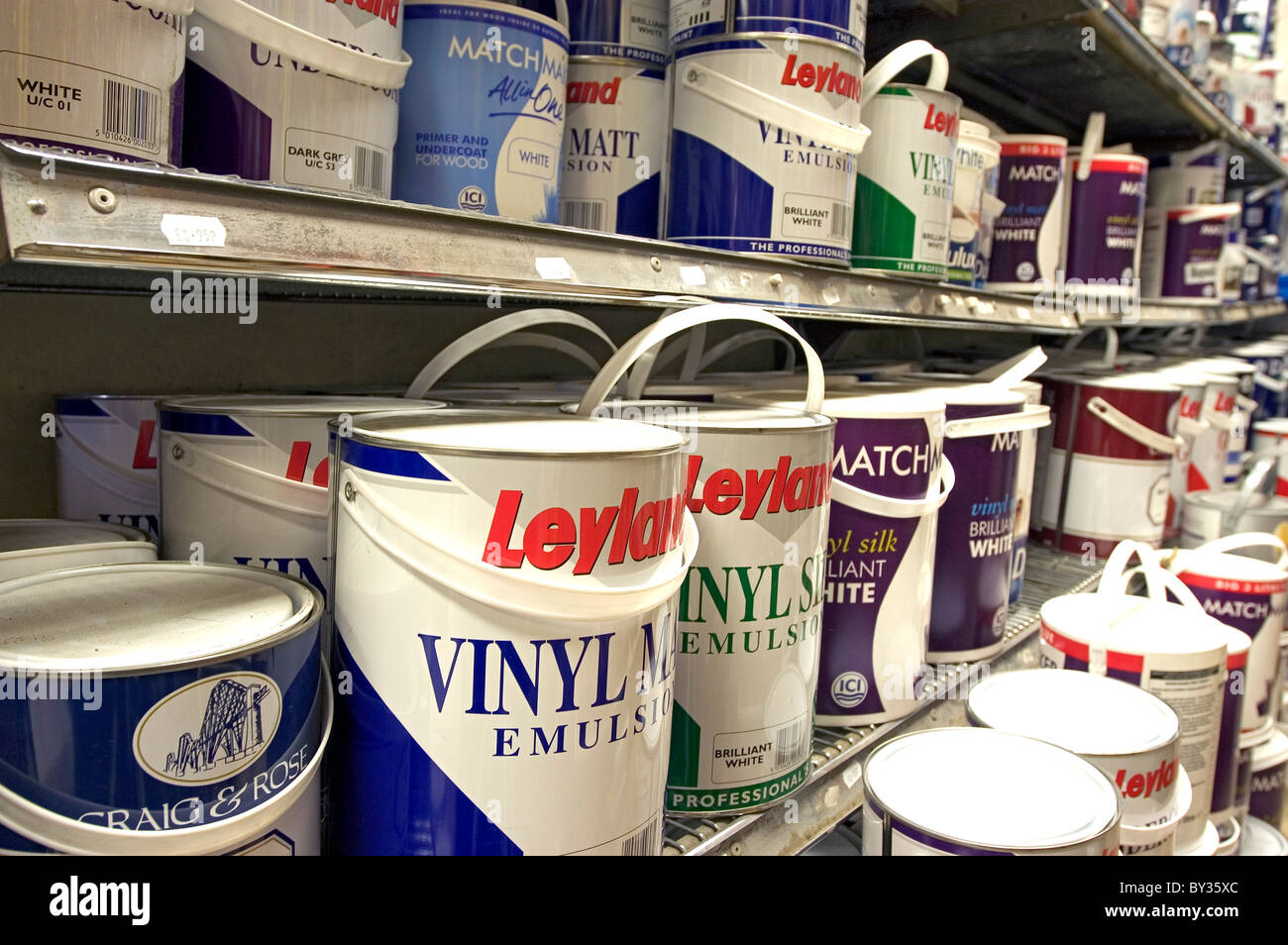 Paint cans in the diy store hi-res stock photography and images - Alamy
