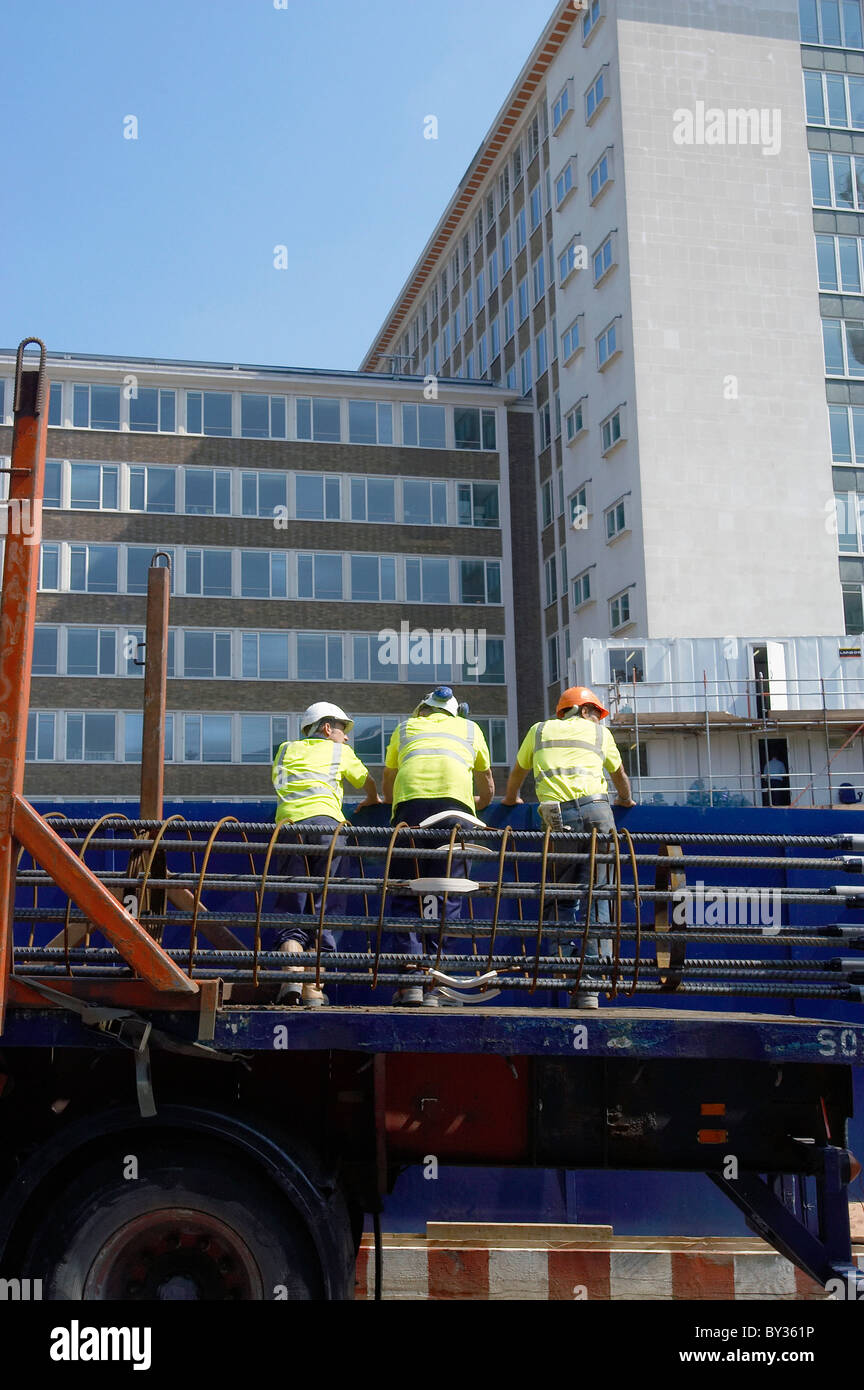 Construction workers taking a break hi-res stock photography and images ...