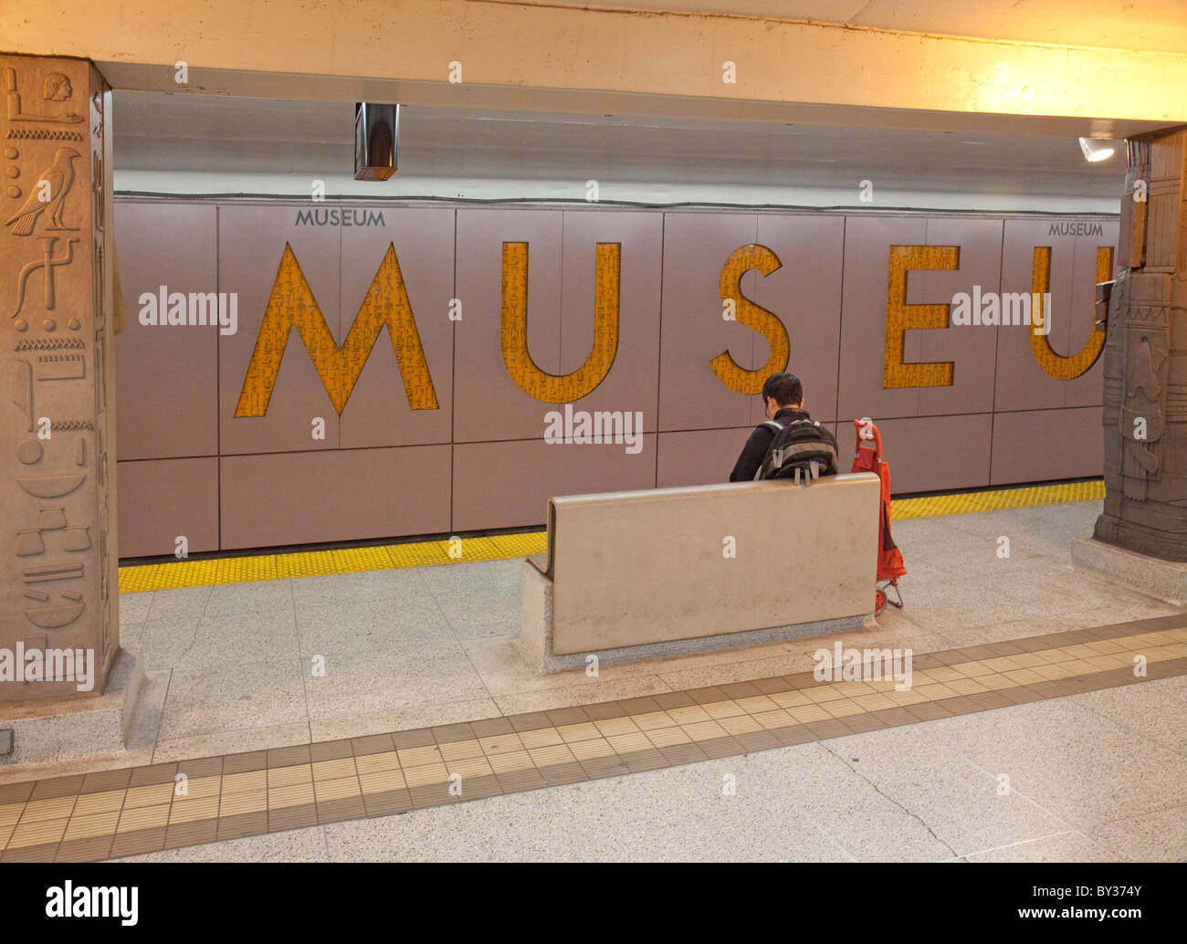 Royal ontario museum totem pole hi-res stock photography and images - Alamy