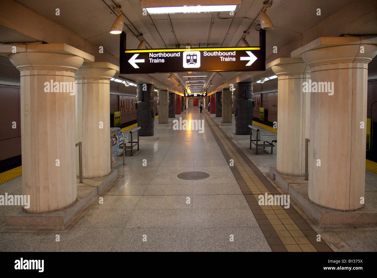 Royal ontario museum totem pole hi-res stock photography and images - Alamy