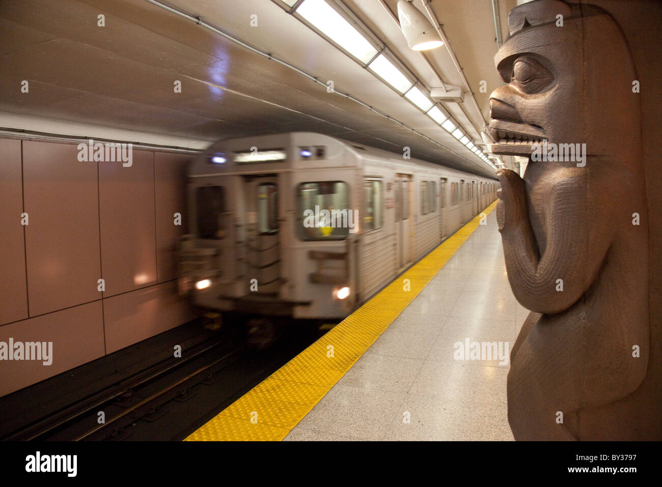 Museum station stop on the Toronto Subway Stock Photo - Alamy